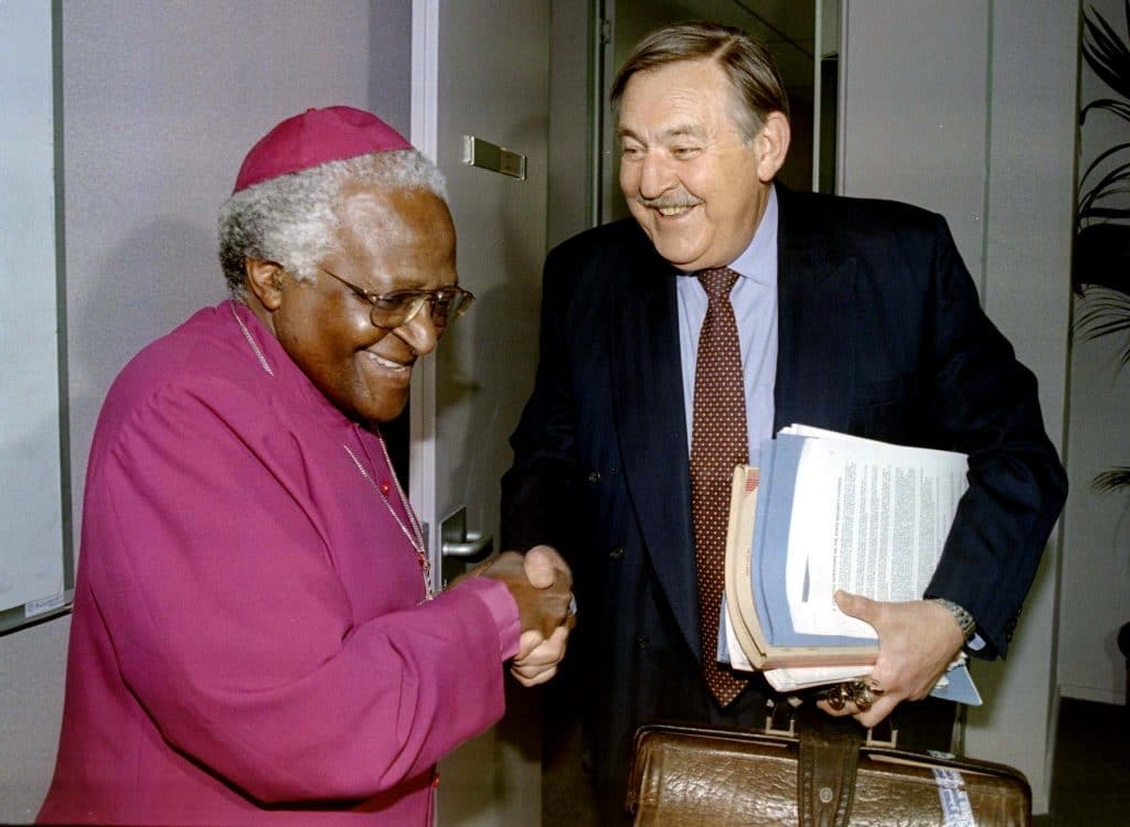 Morreu o sul-africano Pik Botha, ex-chefe da diplomacia do Apartheid ...