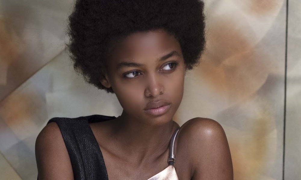 Modelo angolana Blésnya Minher é o novo rosto de Dior makeup - Correio ...