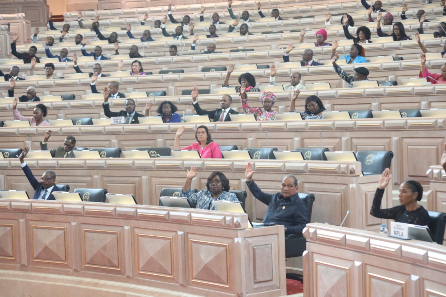 Lei da medalha dos 50 anos da independência passa com votos contra da ...